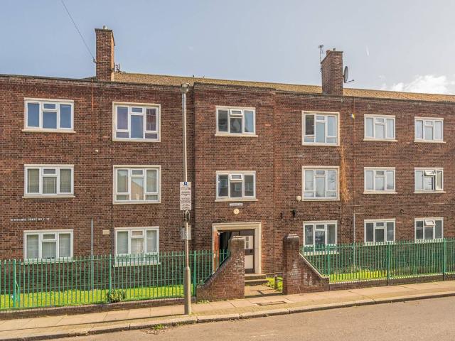 Hazelhurst Road, Earlsfield, London SW17, 4 bed flat to rent, £3,000 pcm | PrimeLocation