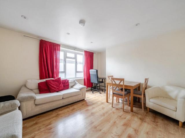 Hazelhurst Road, London, SW17 3 bed flat to rent £2,700 pcm £623 pw