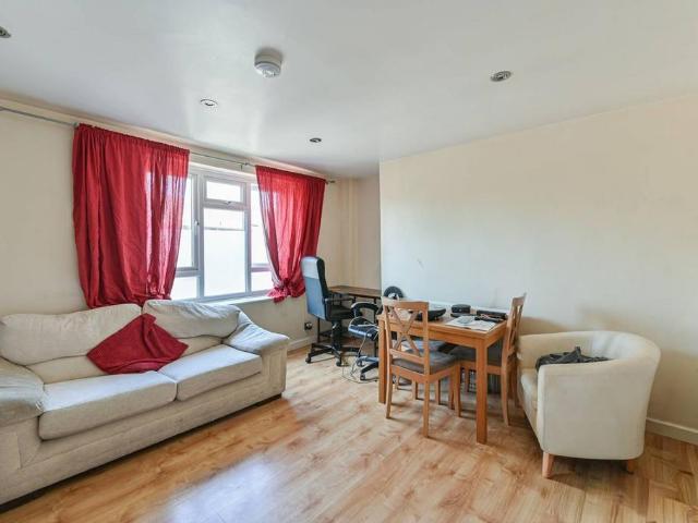 Hazelhurst Road, Tooting Broadway. 3 bed flat to rent £3,500 pcm £808 pw