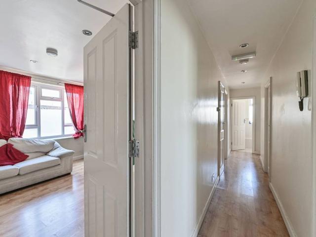 Hazelhurst Road, Tooting Broadway, London SW17, 3 bed flat to rent, £2,701 pcm | PrimeLocation