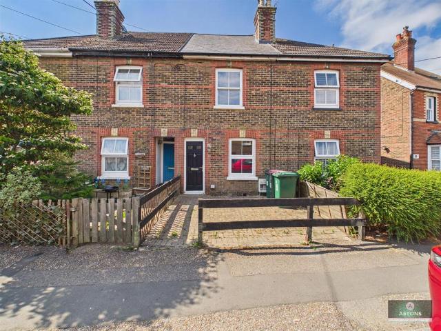 Hazelwick Road, Crawley RH10 3 bed terraced house to rent £1,695 pcm £391 pw