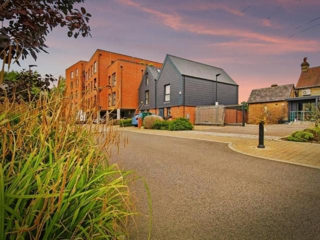 Hazlemere Marina, Waltham Abbey 1 bed apartment to rent £1,600 pcm £369 pw