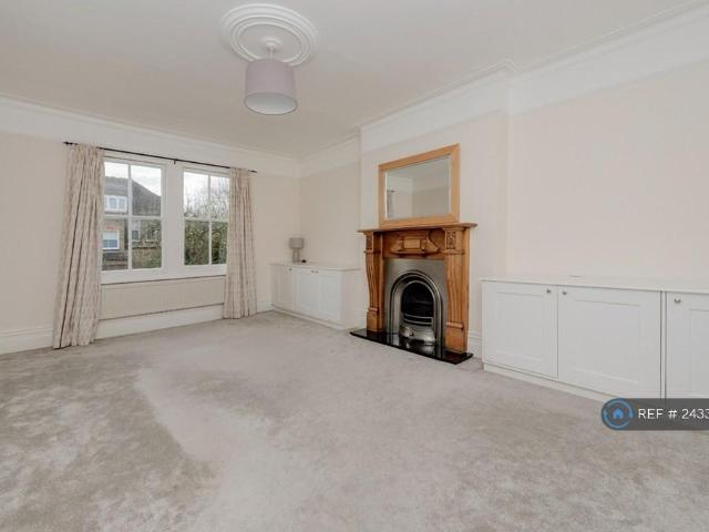 Hazlewell Road, London, SW15 2 bed flat to rent £2,500 pcm £577 pw