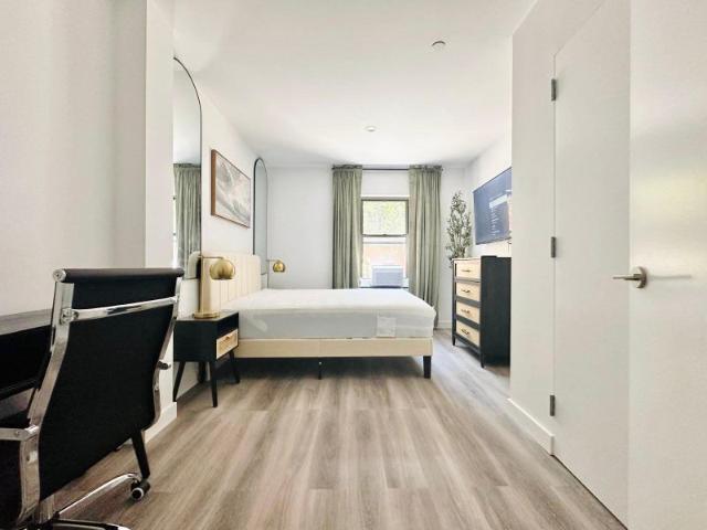 HDTV, private bathroom, Backayrd, rooftop, AC #698