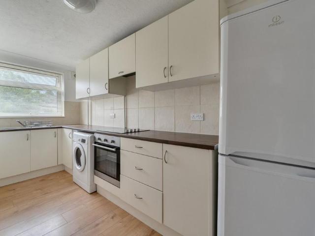Hemdean Road, Reading RG4 2 bed flat to rent £1,275 pcm £294 pw