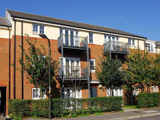 Hemlock Close, Streatham Vale. 2 bed flat to rent £2,150 pcm £496 pw