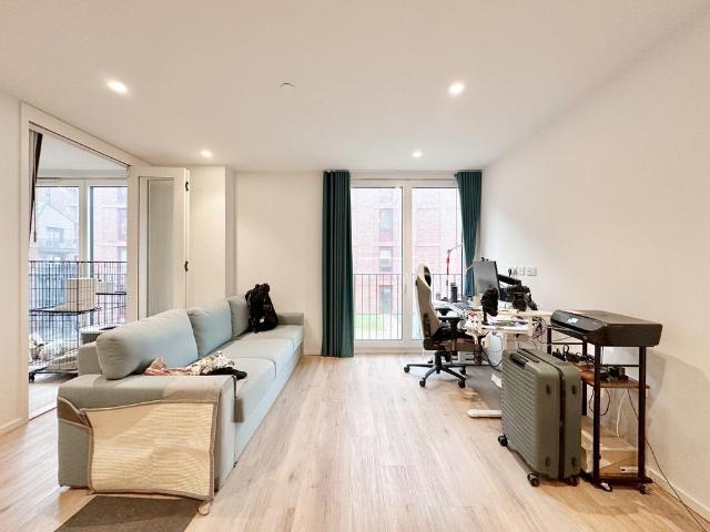 Hemlock Street, London E14 1 bed flat to rent £2,100 pcm £485 pw