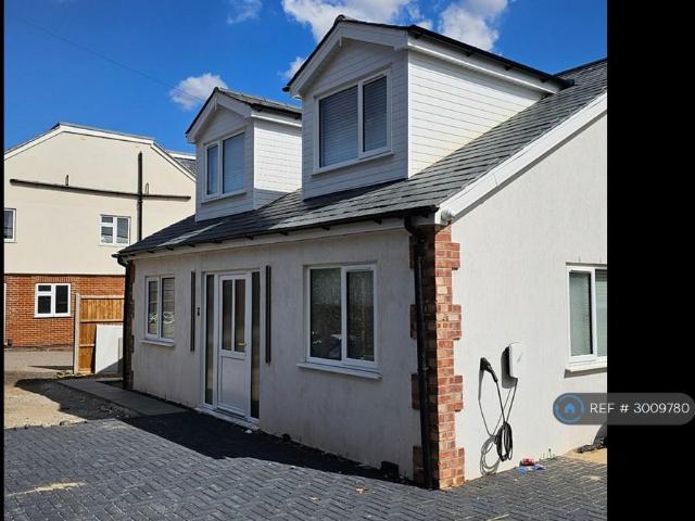 Hempstead Road, Kings Langley, WD4 5 bed bungalow to rent £3,800 pcm £877 pw
