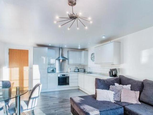 Henconner Lane, Bramley, 2 Bedroom Apartment