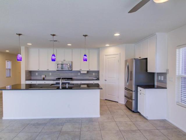 Henderson House with Dining area. Highquality & ne