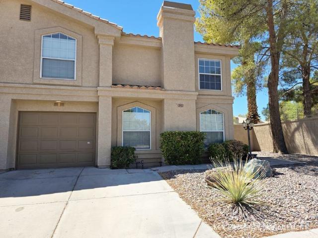 Henderson Townhome w/ Fireplace, Large Bedrooms & Community Pool