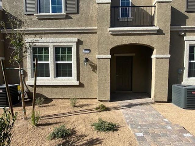 HENDERSON TOWNHOUSE! 3 BEDROOM PLUS LARGE LOFT!