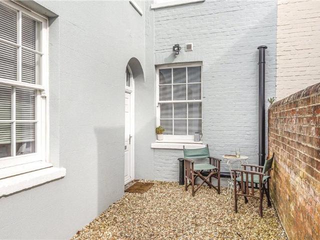 Hendford Springs, Yeovil, Somerset BA20, 2 bed flat to rent, £1,200 pcm | PrimeLocation