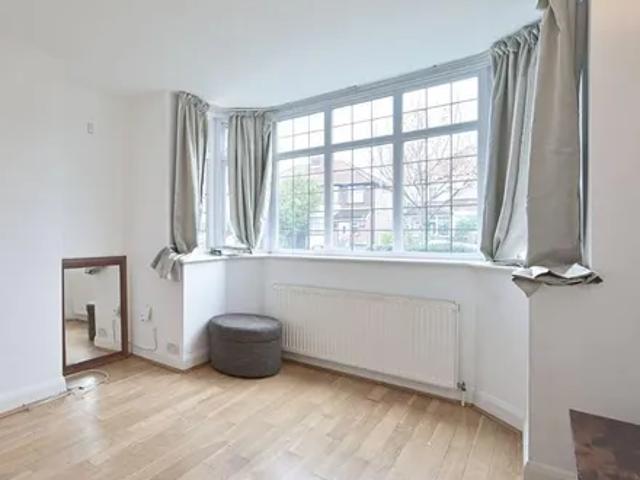 Hendon Cemetery & Crematorium, Paragon Court, London, NW4 1LJ, United Kingdom | 3 bed duplex for rent #136386077 | Rentberry