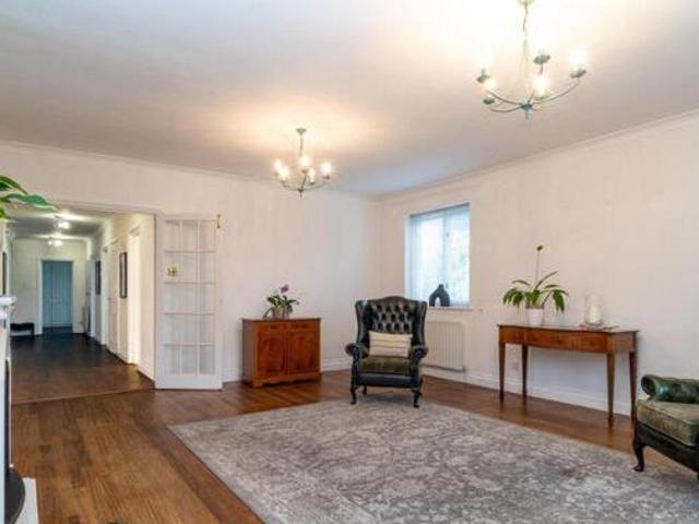 Hendon Lane, London, 3 Bedroom Apartment