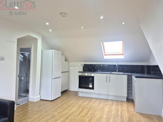 Hendon, NW4 2 bed flat to rent £1,700 pcm £392 pw