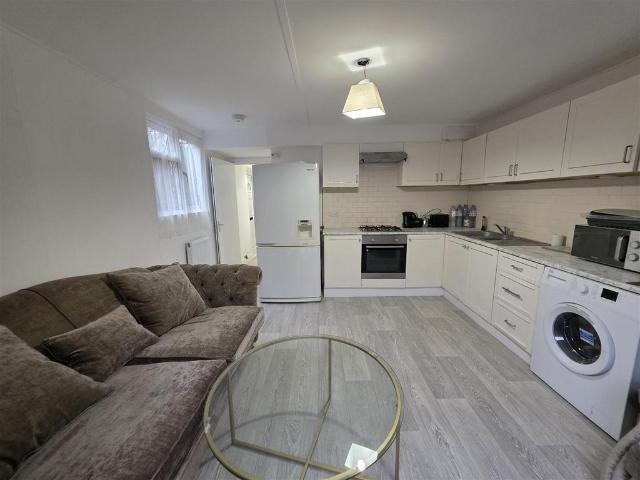 Hendon Wood Lane, London 4 bed flat to rent £3,000 pcm £692 pw