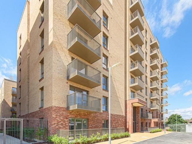 Hendon Waterside, Hendon, NW9 3 bed flat to rent £3,000 pcm £692 pw
