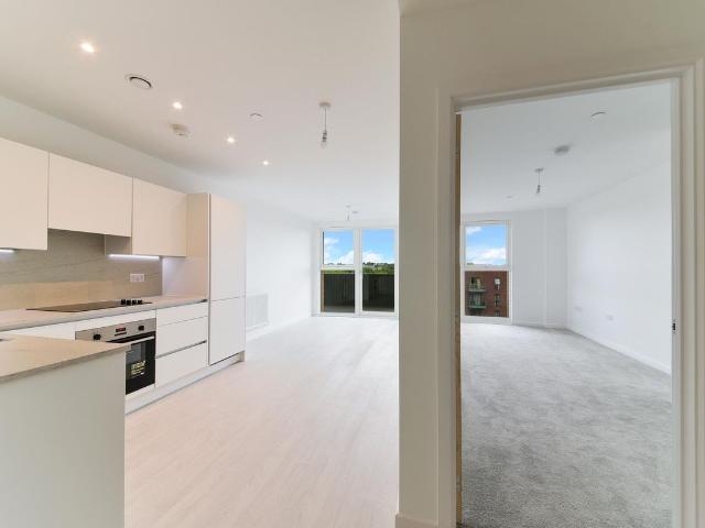 Hendon Waterside, London NW9, 2 bed flat to rent, £2,000 pcm | PrimeLocation