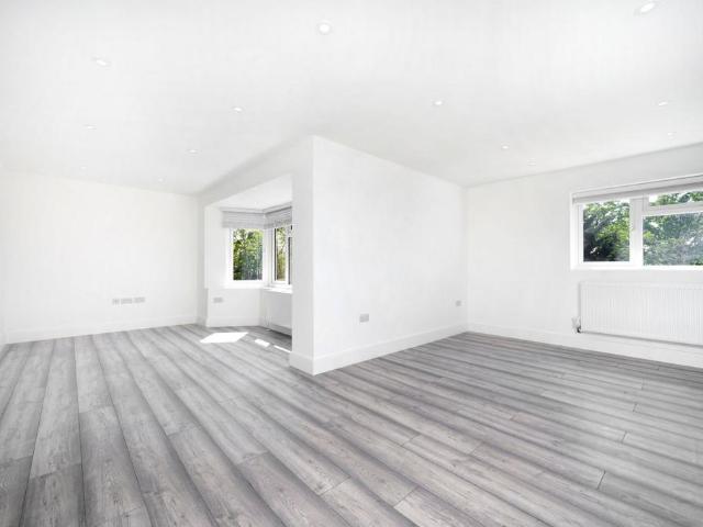 Hendon Way, Brent Cross 2 bed flat to rent £2,100 pcm £485 pw