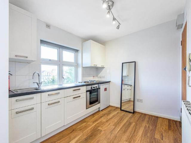 Hendon Way, Cricklewood, London, NW2 Studio to rent £1,290 pcm £298 pw