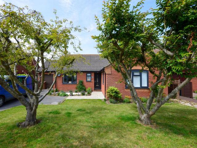 Hendrie Road, Holt, NR25 3 bed detached bungalow to rent £1,550 pcm £358 pw