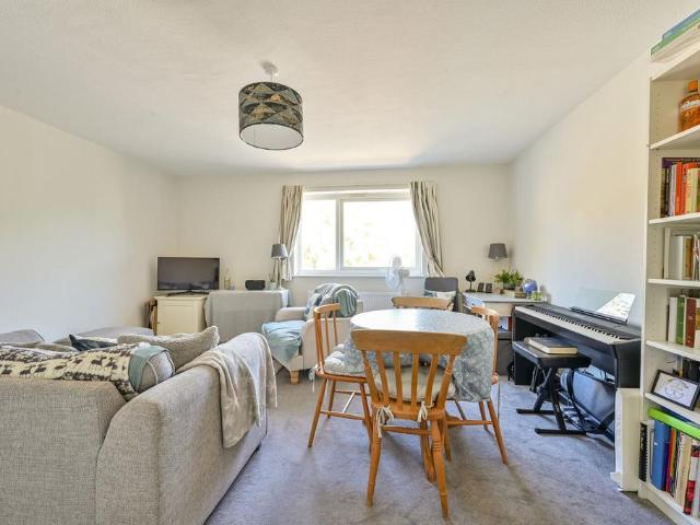 Henfield Road, Merton Park, London, SW19 2 bed flat to rent £2,350 pcm £542 pw