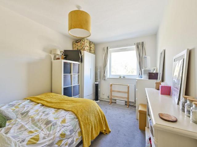 Henfield Road, Merton Park, London, SW19 2 bed flat to rent £2,350 pcm £542 pw