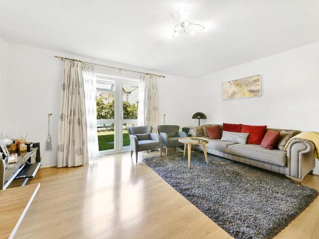 Henfield Road, SW19 2 bed flat to rent £2,100 pcm £485 pw