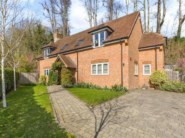 Henley Road, Marlow, Buckinghamshire. 4 bed detached house to rent £4,400 pcm £1,015 pw