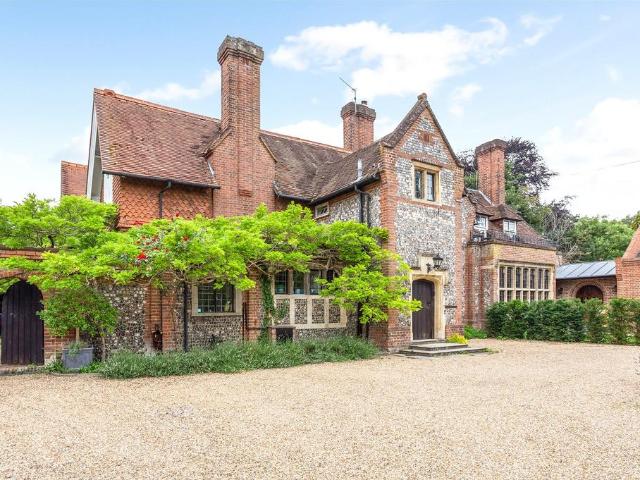 Henley Road, Marlow, Buckinghamshire. 4 bed semi detached house to rent £6,500 pcm £1,500 pw