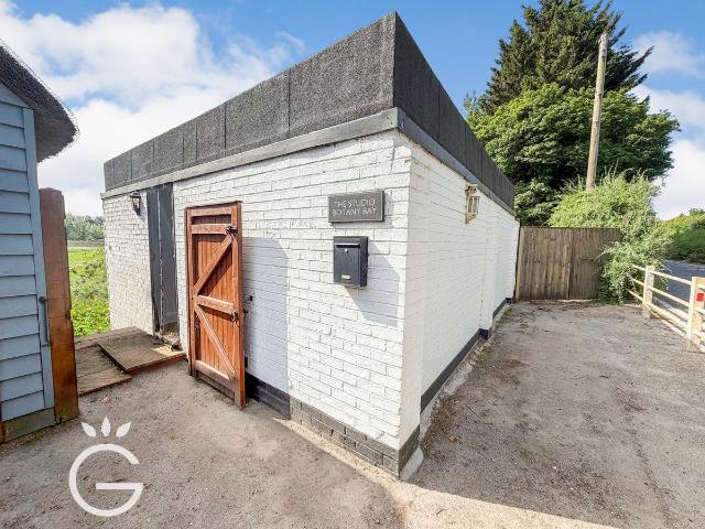 Henley Road, Playhatch RG4, Studio to rent, £1,000 pcm | PrimeLocation