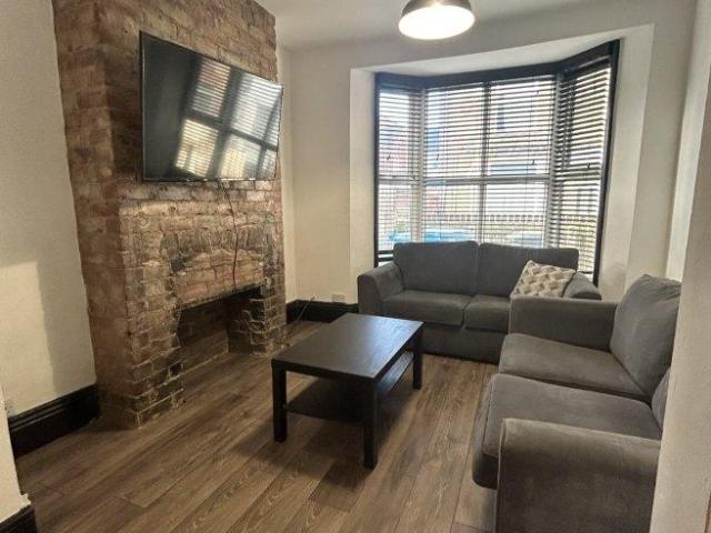Henley Villas 3 bed house share to rent £1,299 pcm £300 pw