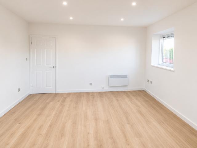 Hennessy Road, London N9 2 bed flat to rent £2,150 pcm £496 pw