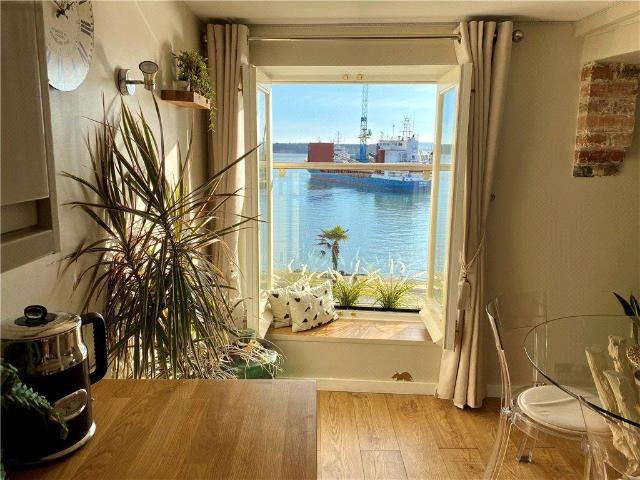 Hennings Wharf, The Quay, BH15 2 bed flat to rent £1,650 pcm £381 pw