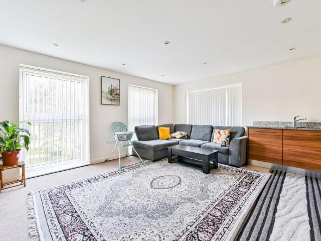Henry Court, Stanmore, HA7 2 bed flat to rent £2,000 pcm £462 pw