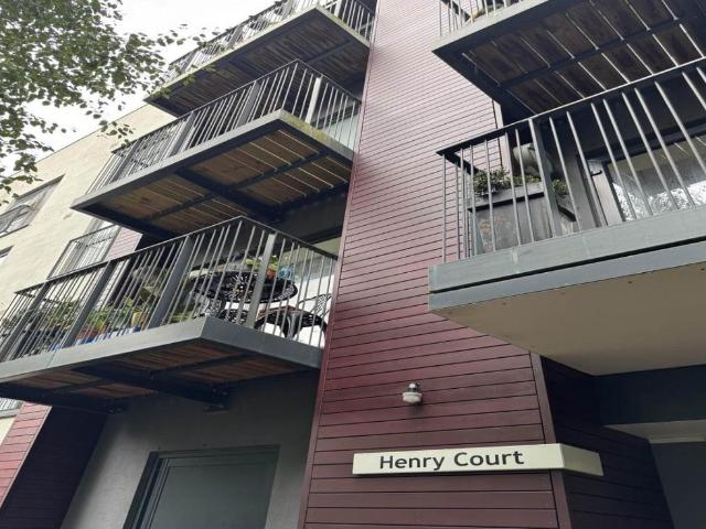 Henry Court, Stanmore HA7 2 bed flat to rent £2,200 pcm £508 pw
