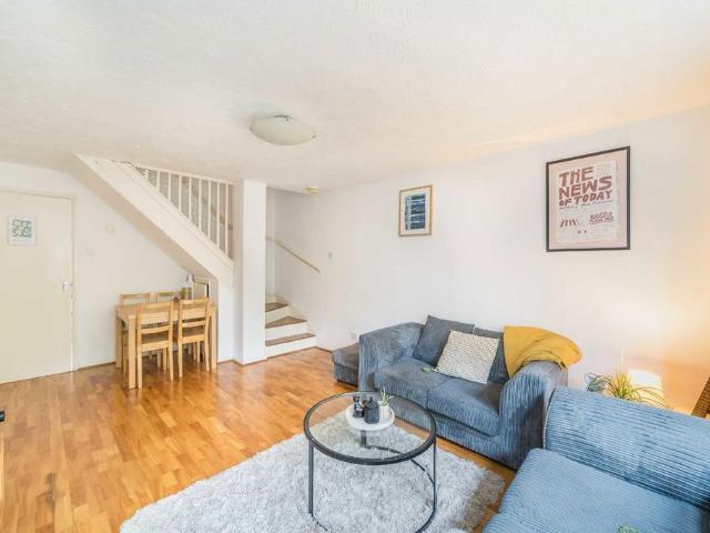 Henry Doulton Drive, London SW17 2 bed terraced house to rent £2,400 pcm £554 pw