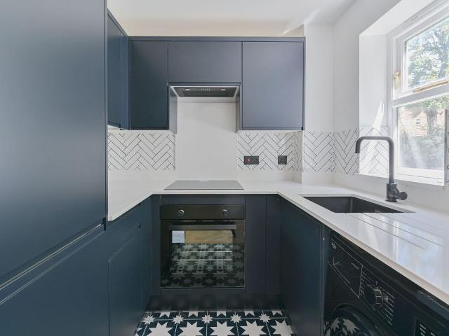 Henry Doulton Drive, Tooting Bec, London SW17, 1 bed flat to rent, £1,950 pcm | PrimeLocation