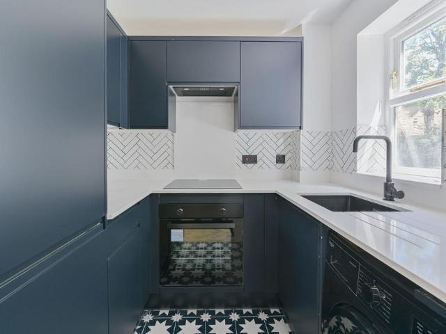 Henry Doulton Drive, Tooting Bec. 1 bed flat to rent £1,950 pcm £450 pw