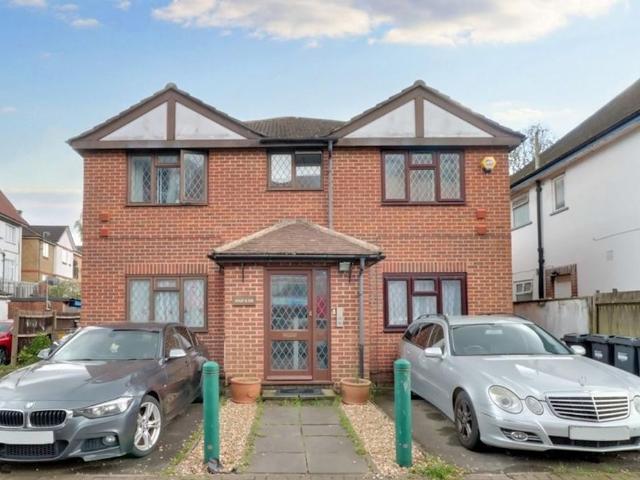 Henry House, Grove Road TW3, 1 bed flat to rent, £1,599 pcm | PrimeLocation