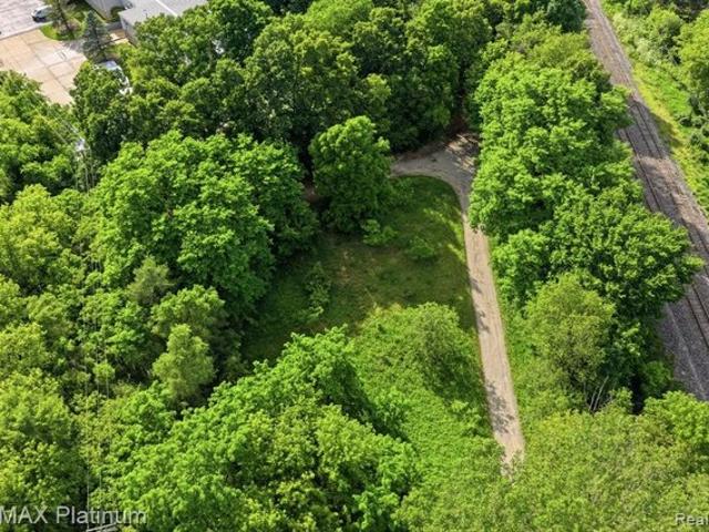 Henry St, Howell, MI 48843