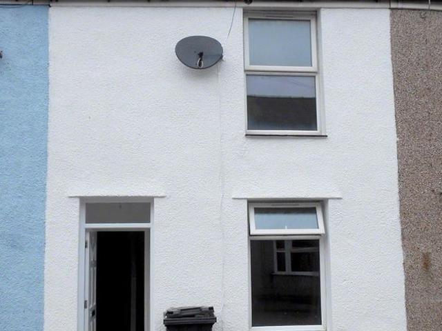 Henry Street, Holyhead LL65, 2 bed terraced house to rent, £675 pcm | PrimeLocation