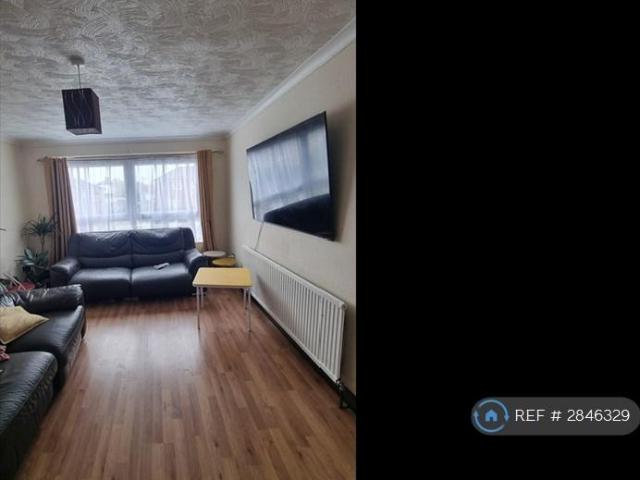 Henrys Walk, Ilford, IG6 3 bed flat to rent £2,100 pcm £485 pw