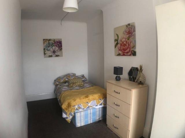 Henson Avenue, London NW2, Room to rent, £700 pcm | PrimeLocation