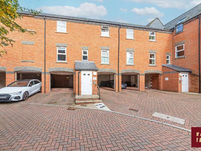 Heath Hill Road South, Crowthorne RG45, 2 bed flat to rent, £1,400 pcm | PrimeLocation