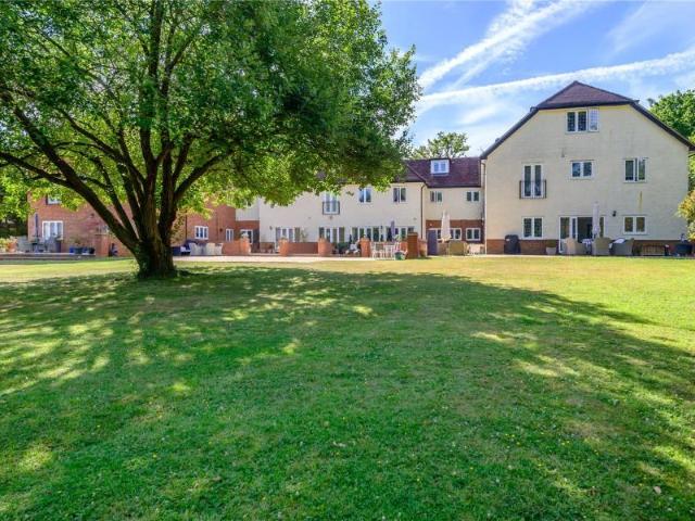 Heath House Road, Woking GU22 2 bed apartment to rent £1,800 pcm £415 pw