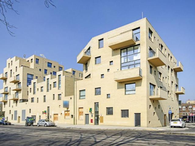 Heath Parade, Colindale, London, NW9 2 bed flat to rent £2,200 pcm £508 pw