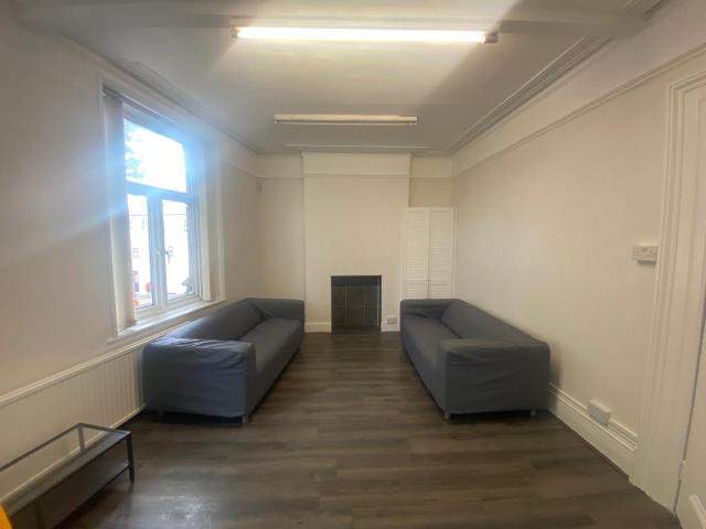 Heath Road, Hounslow TW3 4 bed semi detached house to rent £2,800 pcm £646 pw