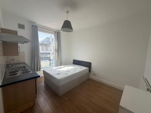 Heath Road, Hounslow TW3, Studio to rent, £995 pcm | PrimeLocation